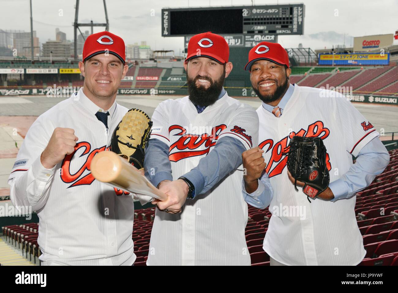 (From L) Newly acquired Hiroshima Carp pitcher Bradin Hagens ...