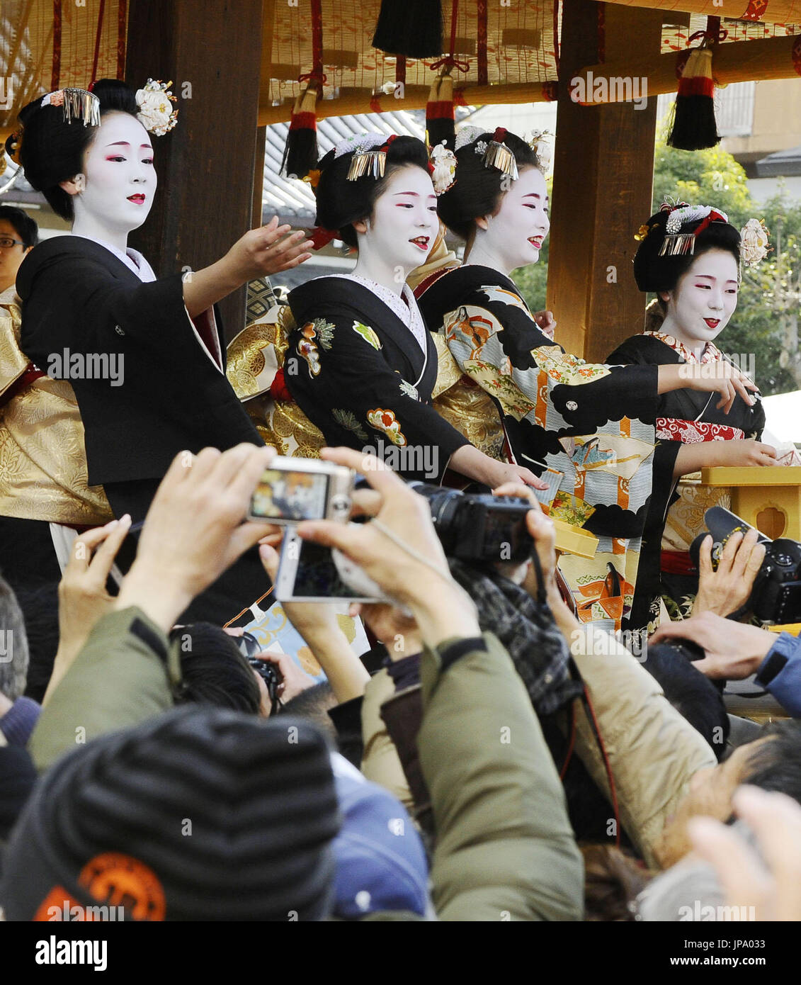 Apprentice geisha scatter roasted beans to drive demons away at Yasaka ...