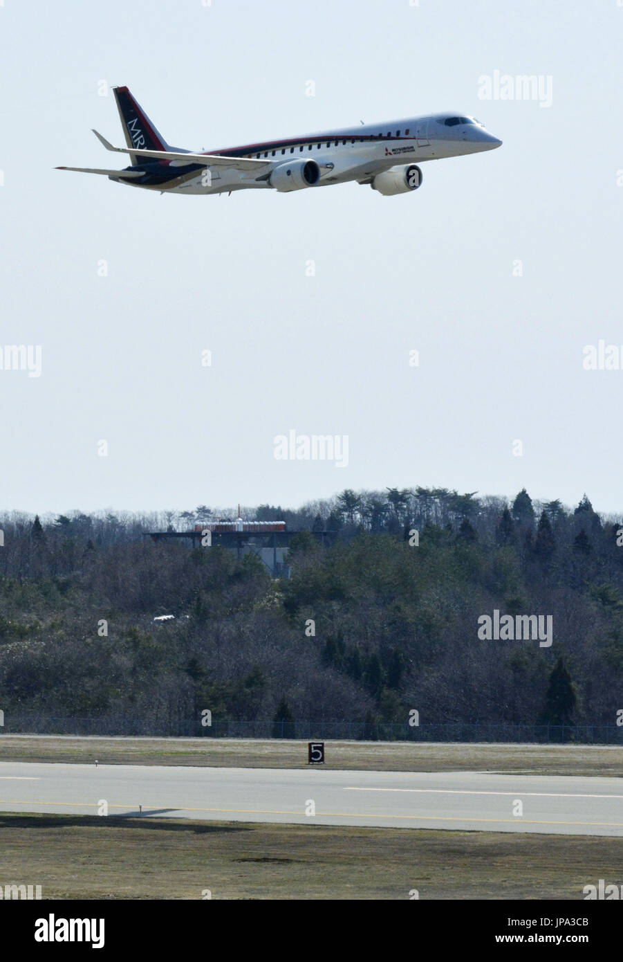 A Mitsubishi Regional Jet, Japan's first domestically built small ...