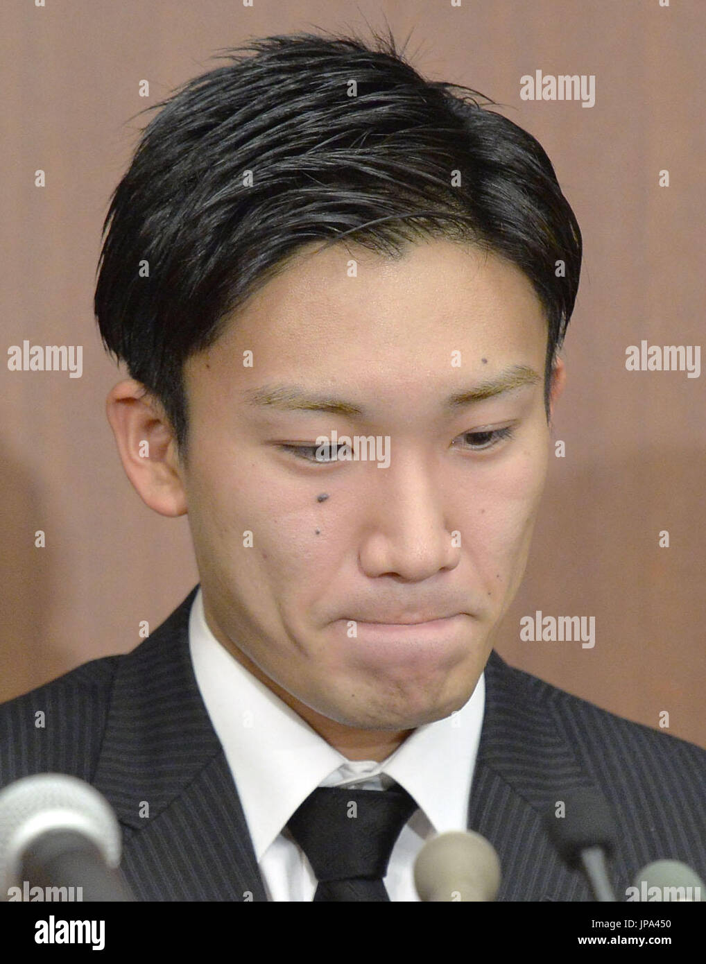 Japanese badminton superstar Kento Momota apologizes at a press ...