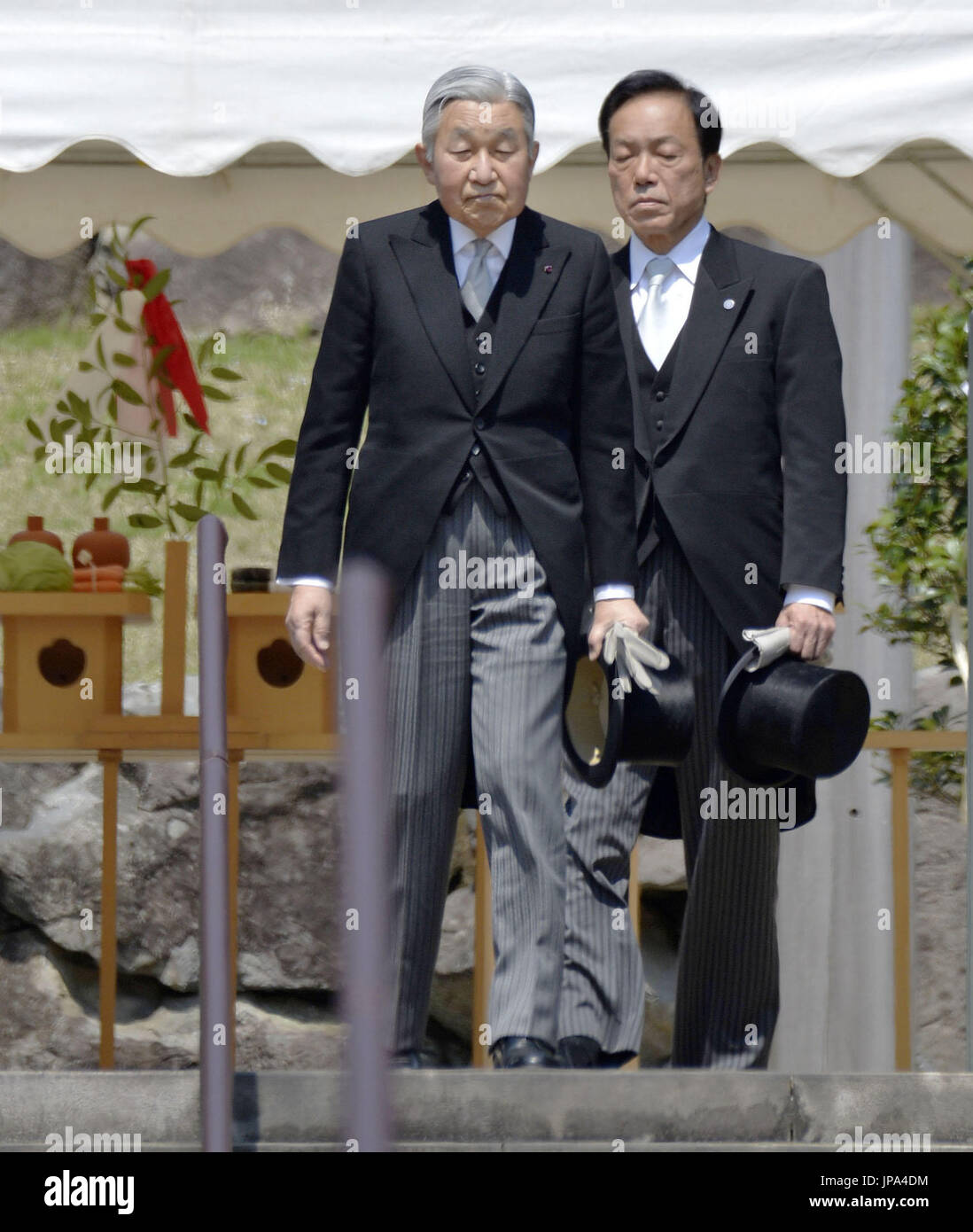 Japanese Emperor Akihito (L) visits the Musashino Imperial Mausoleum in ...