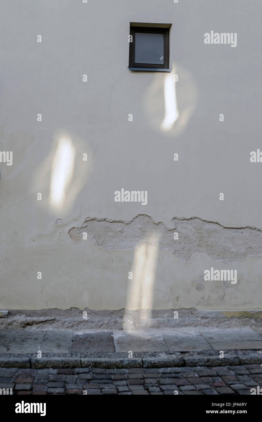 Sun reflection on windows hi-res stock photography and images - Alamy