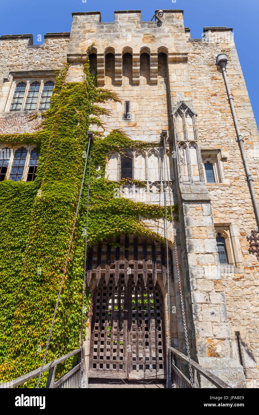 Castle drawbridge hi-res stock photography and images - Alamy