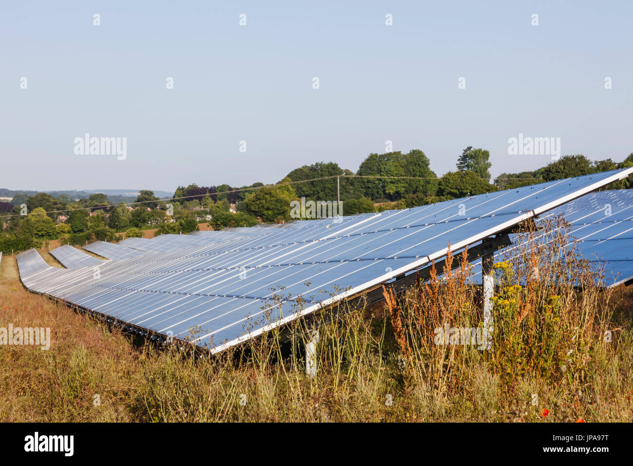 Uk solar farm hi-res stock photography and images - Alamy