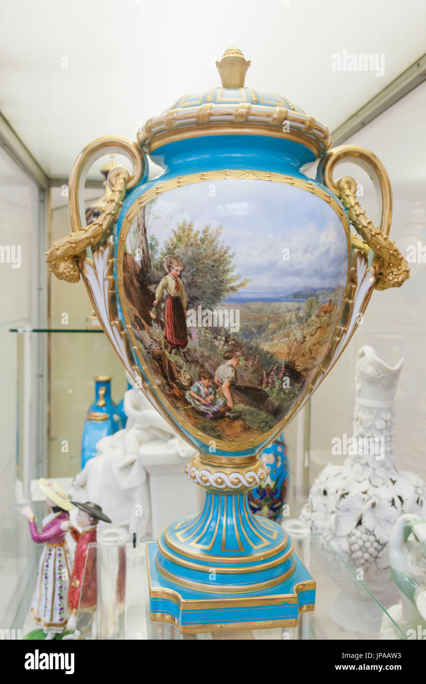 Royal worcester porcelain museum hi-res stock photography and images ...