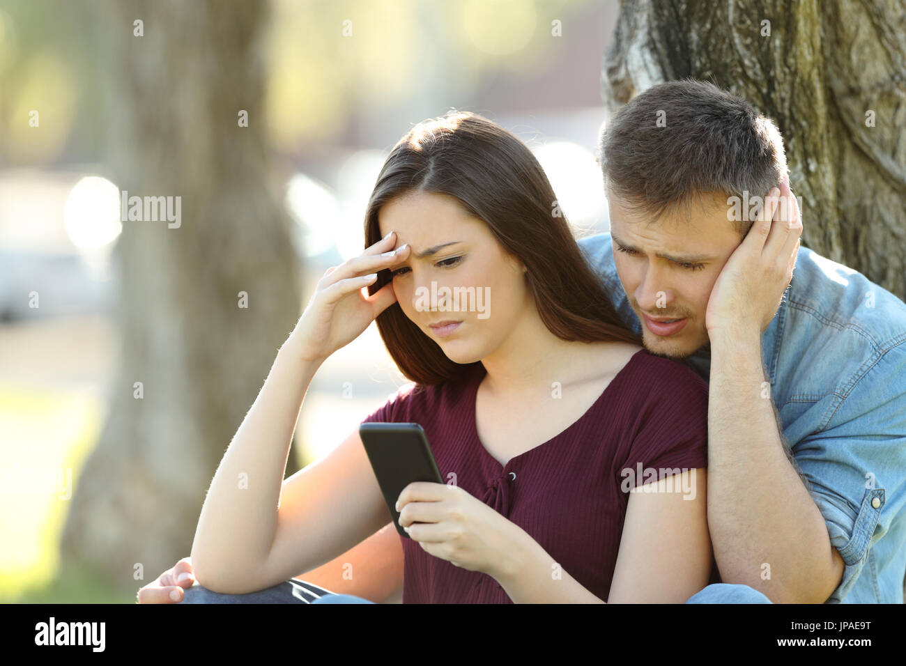 Man reading text message sad hi-res stock photography and images - Alamy