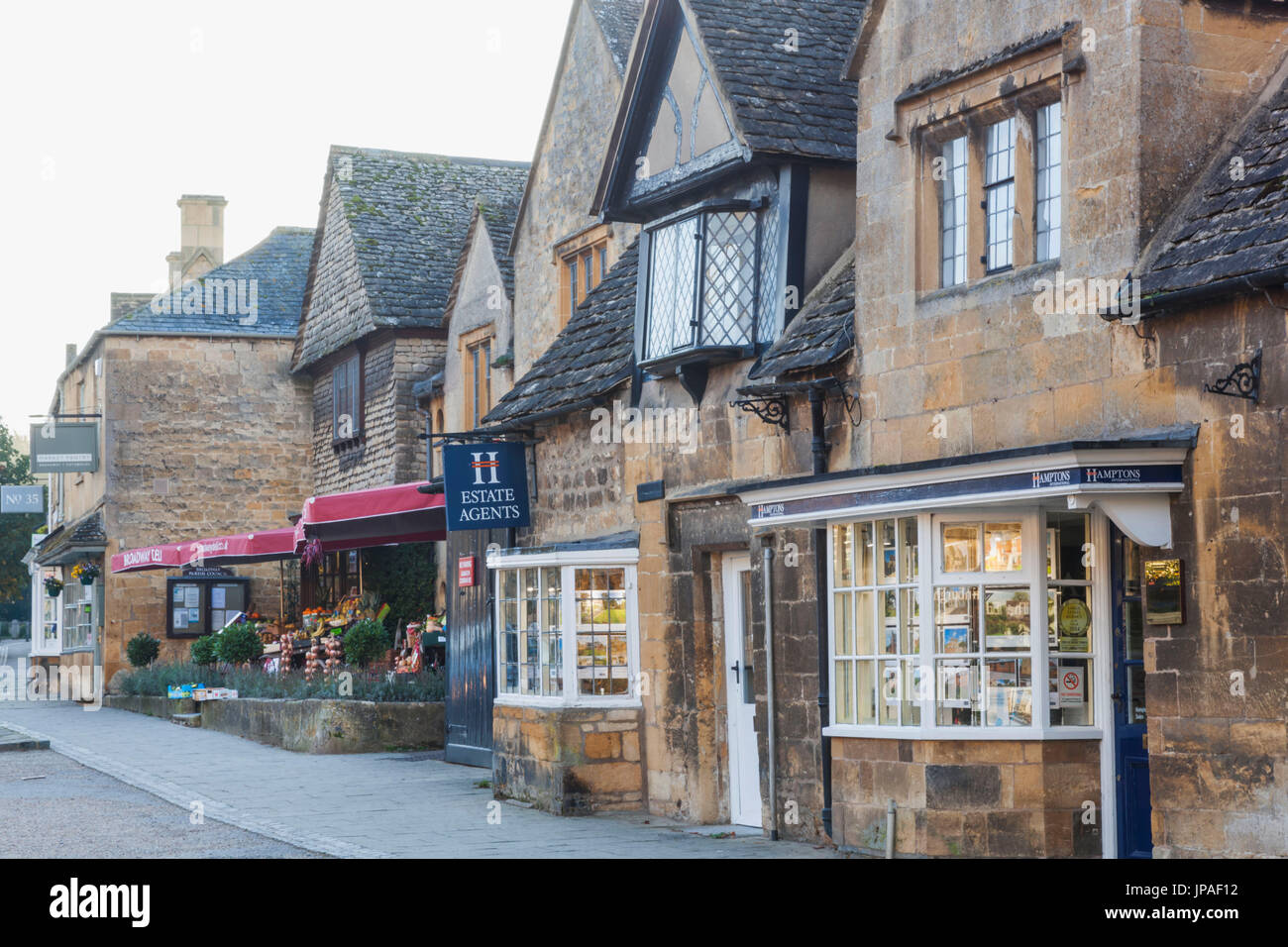 Cotswolds street hi-res stock photography and images - Alamy
