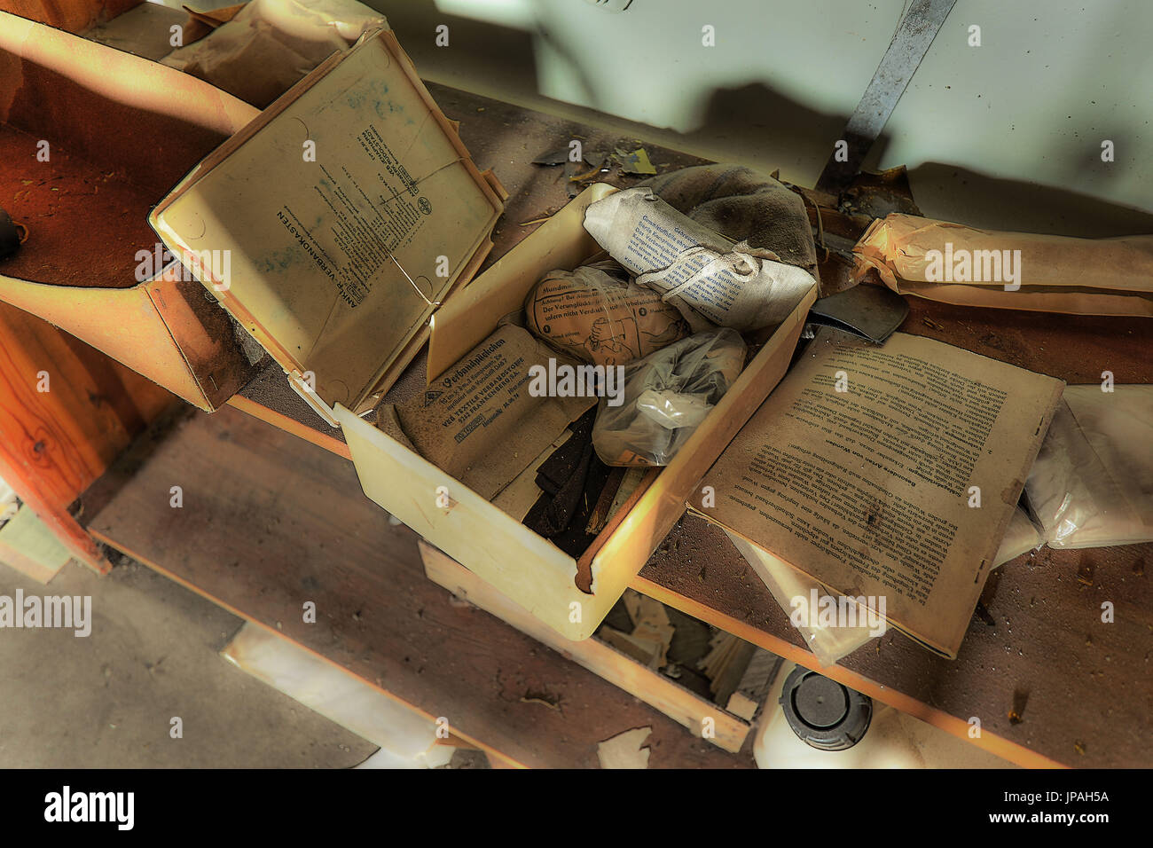 old first aid kit Stock Photo - Alamy