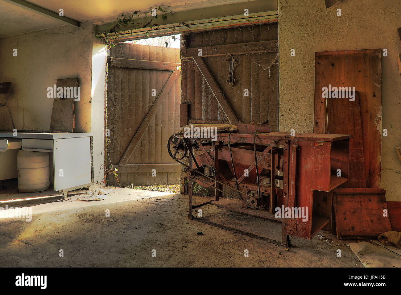 Old garage inside hi-res stock photography and images - Alamy