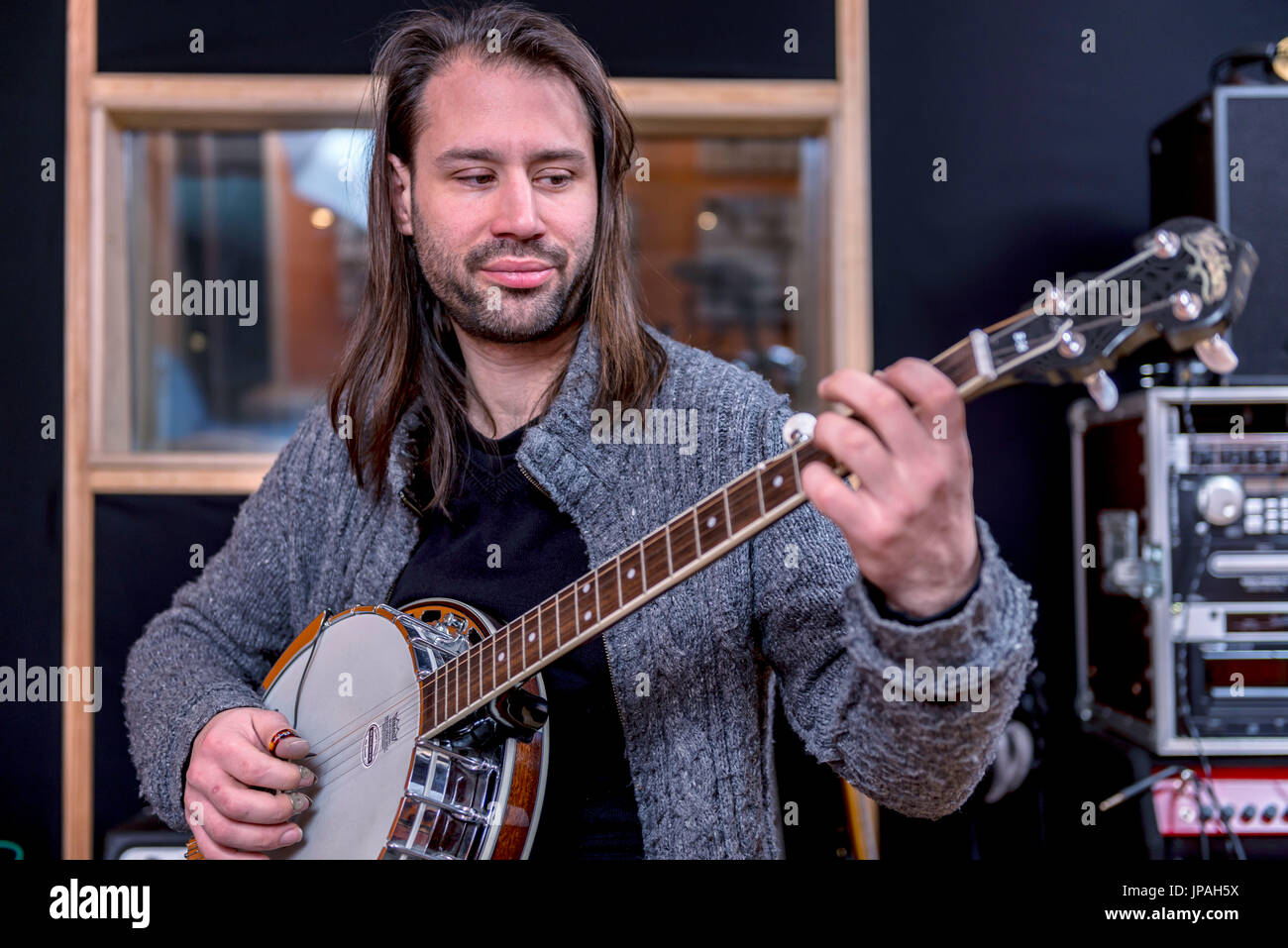Musicians in the sound studio playing the banjo Stock Photo - Alamy