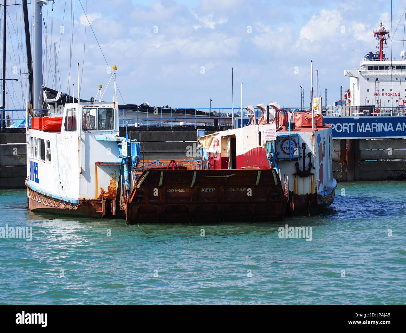 The old Cowes to Newport Chain Ferry that crossed the Medina river on ...