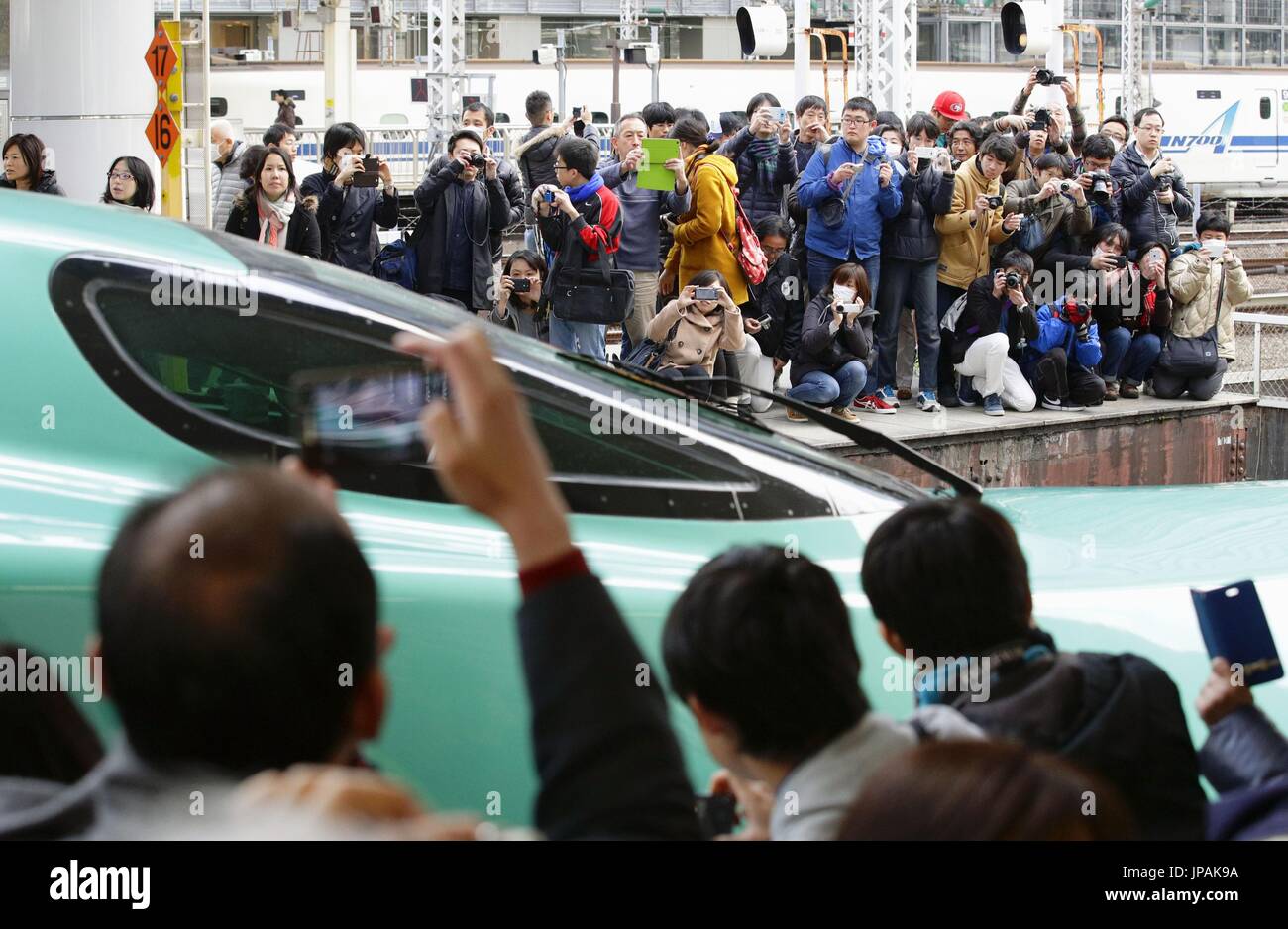 Train enthusiasts snap pictures of the first shinkansen bullet train ...