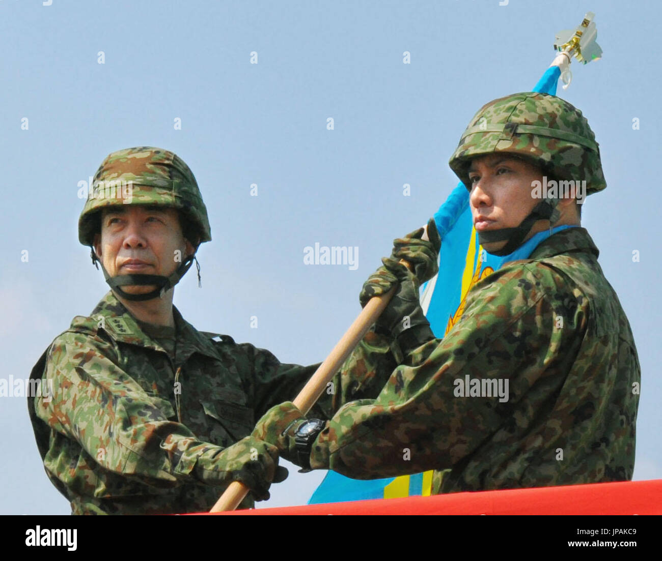 Lt. Gen. Kiyoshi Ogawa (L) of Japan's Ground Self-Defense Force ...