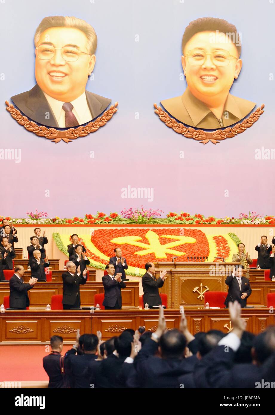 Attendees applaud North Korean leader Kim Jong Un (R in front row ...
