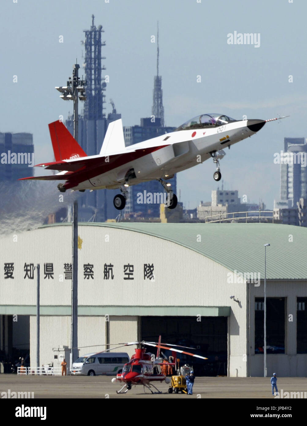 The first Japan-made stealth fighter prototype takes off from Nagoya ...