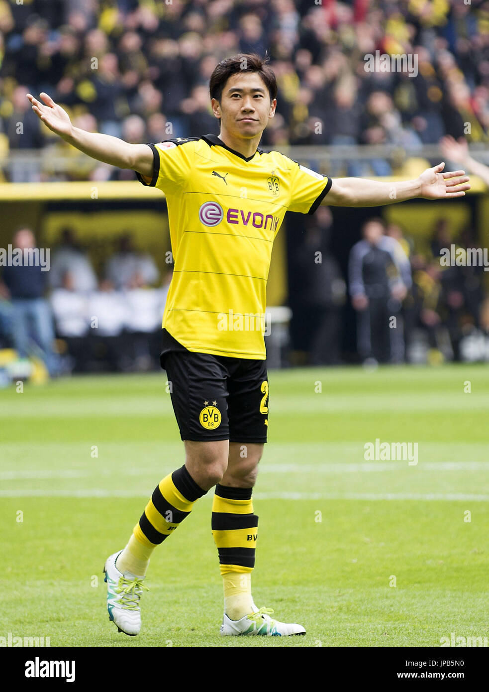 Borussia Dortmund midfielder Shinji Kagawa celebrates after scoring his ...