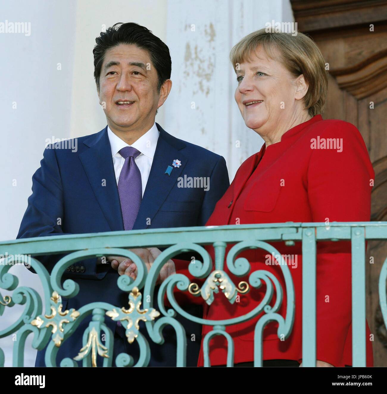 Japanese Prime Minister Shinzo Abe (L) and German Chancellor Angela ...