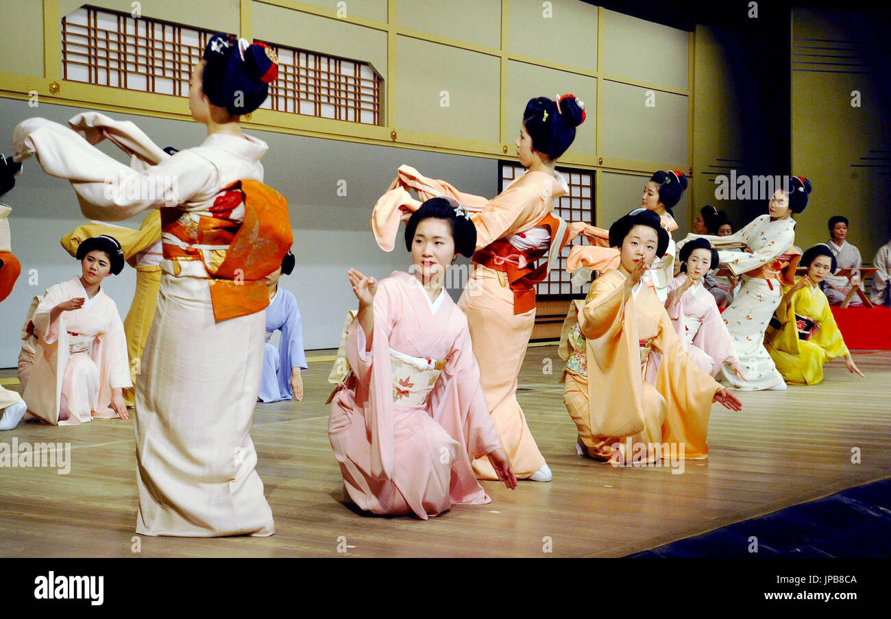 Geisha of Japan's ancient city of Kyoto rehearse a traditional dance ...