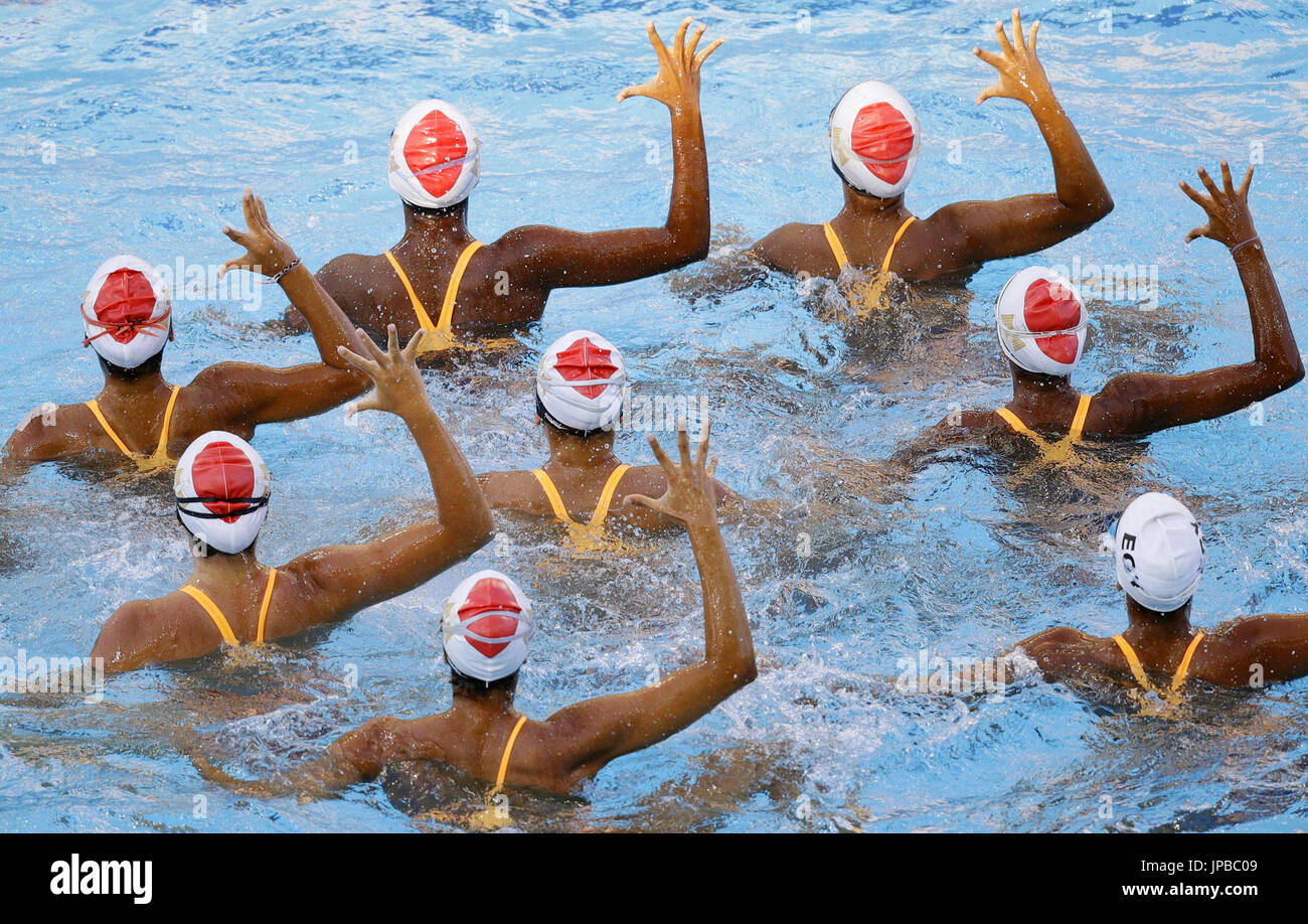 A photo taken on July 30 to catch the Japanese synchronized swimming ...