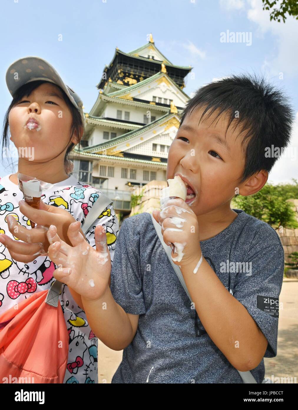 Children eat melting ice cream in sweltering heat in front of Osaka ...