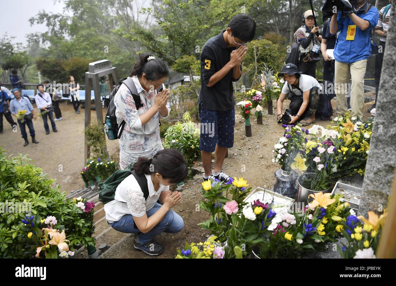 Relatives of the victims of the 1985 Japan Airlines jetliner crash ...