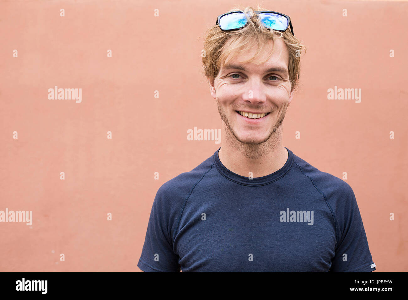 Man stands before wall hi-res stock photography and images - Alamy