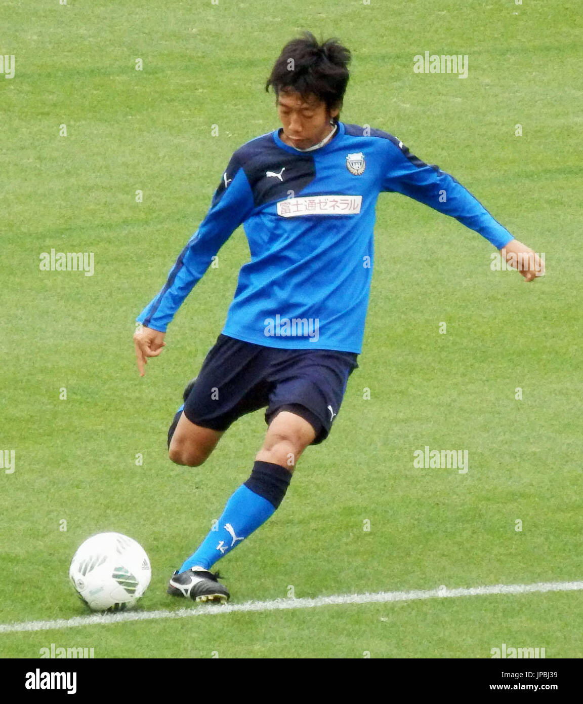 Kawasaki Frontale midfielder Kengo Nakamura practices free kicks in ...