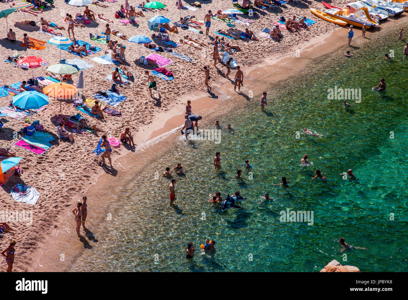 Crowded beach italy hi-res stock photography and images - Alamy