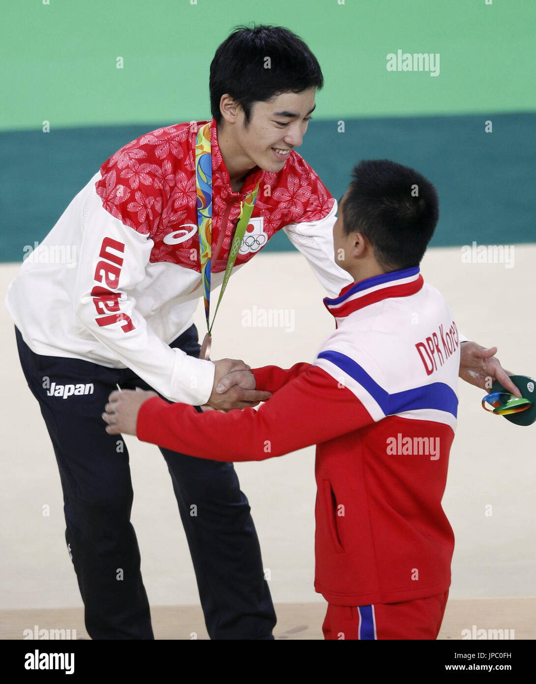 The men's vault bronze medalist Kenzo Shirai (L) of Japan and gold ...