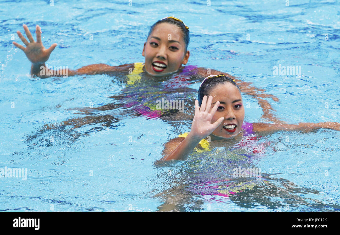 Japanese synchronized swimmers Yukiko Inui (R) and Risako Mitsui wave ...