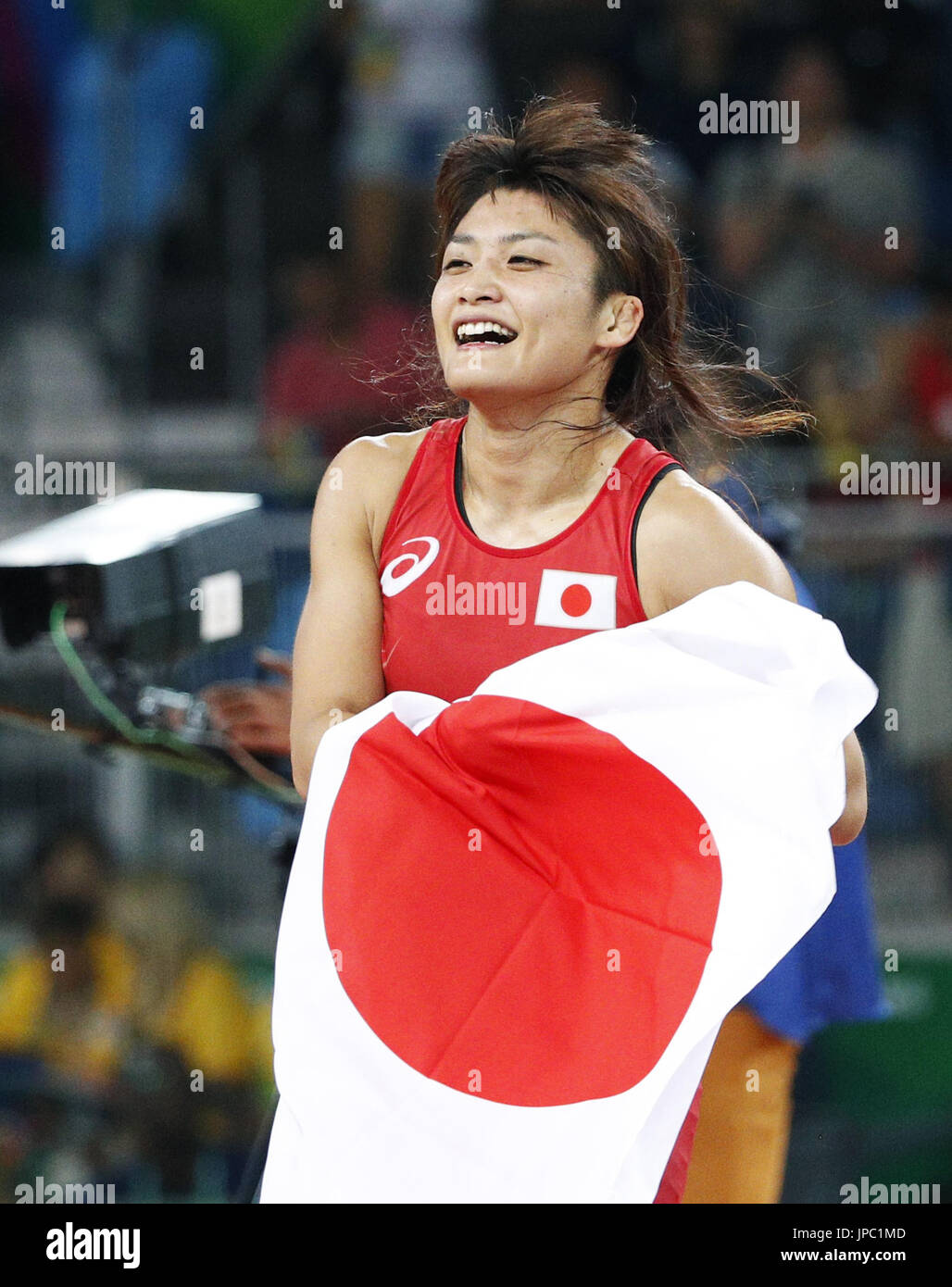 Japan's Kaori Icho celebrates with her country's flag after defeating ...