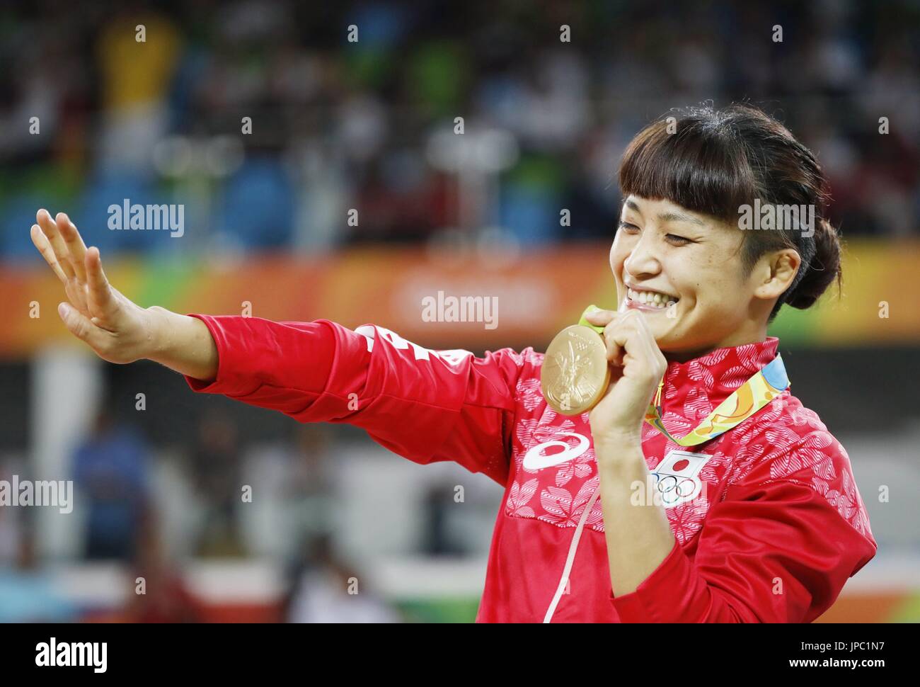 Japan's Kaori Icho smiles while holding up her gold medal at the award ...