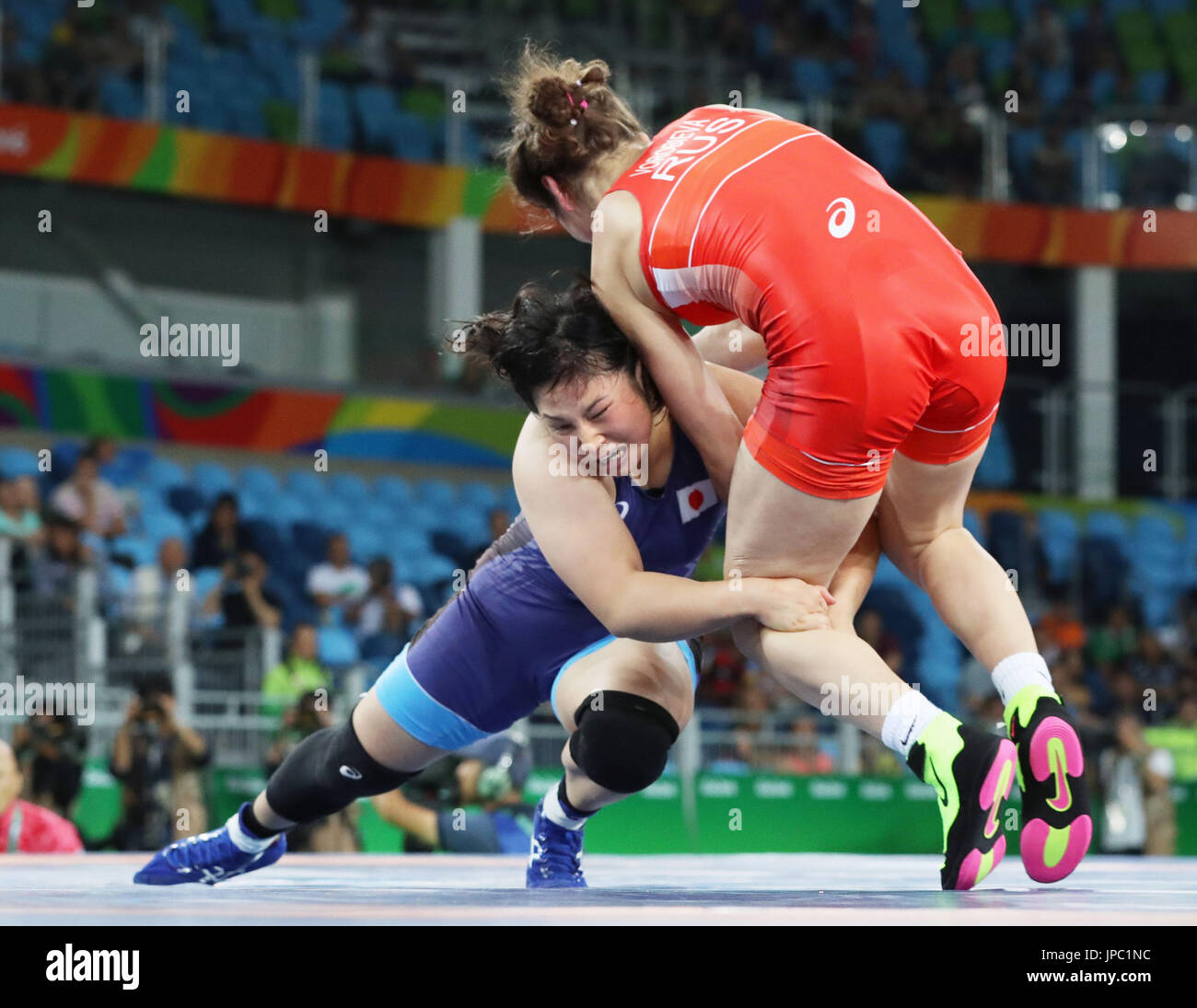 Japan's Sara Dosho (L) competes against Natalia Vorobeva of Russia in ...