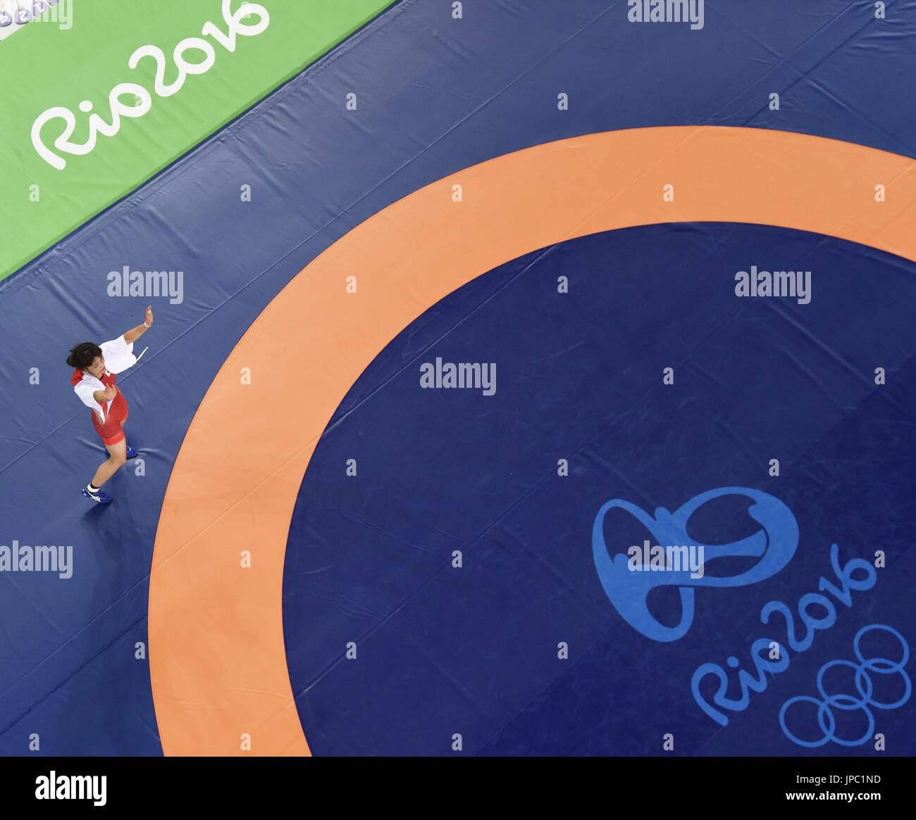 Japan's Kaori Icho celebrates with her country's national flag after ...