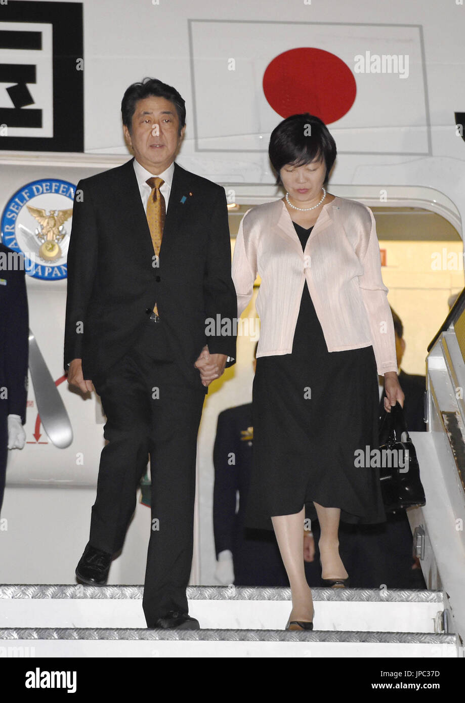 Japan's Prime Minister Shinzo Abe and his wife Akie arrive in Nairobi ...