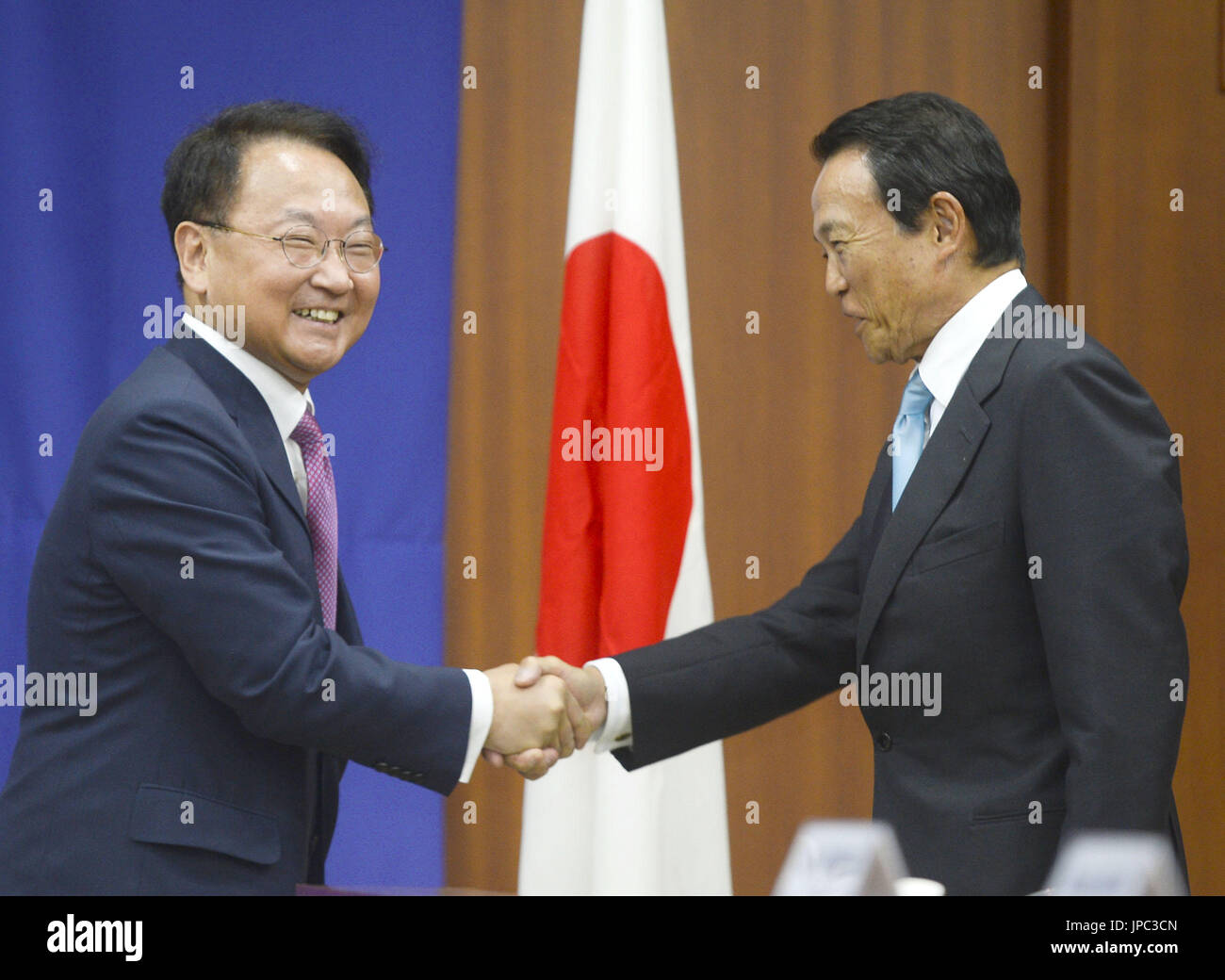 South Korean Strategy and Finance Minister Yoo Il Ho (L) and Japanese ...