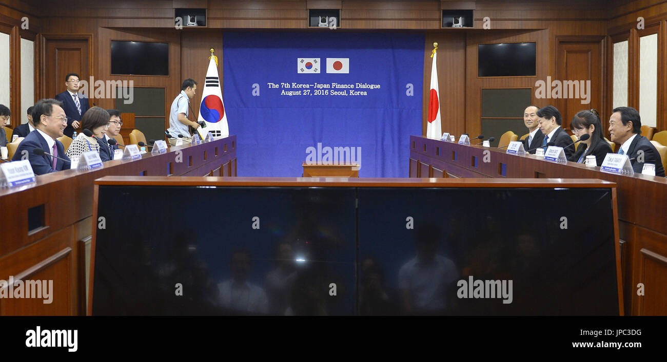 South Korean Strategy and Finance Minister Yoo Il Ho (L) and Japanese ...