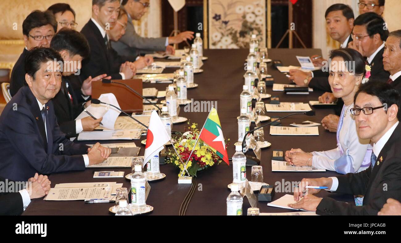 Japanese Prime Minister Shinzo Abe (L) and Myanmar's de facto leader ...