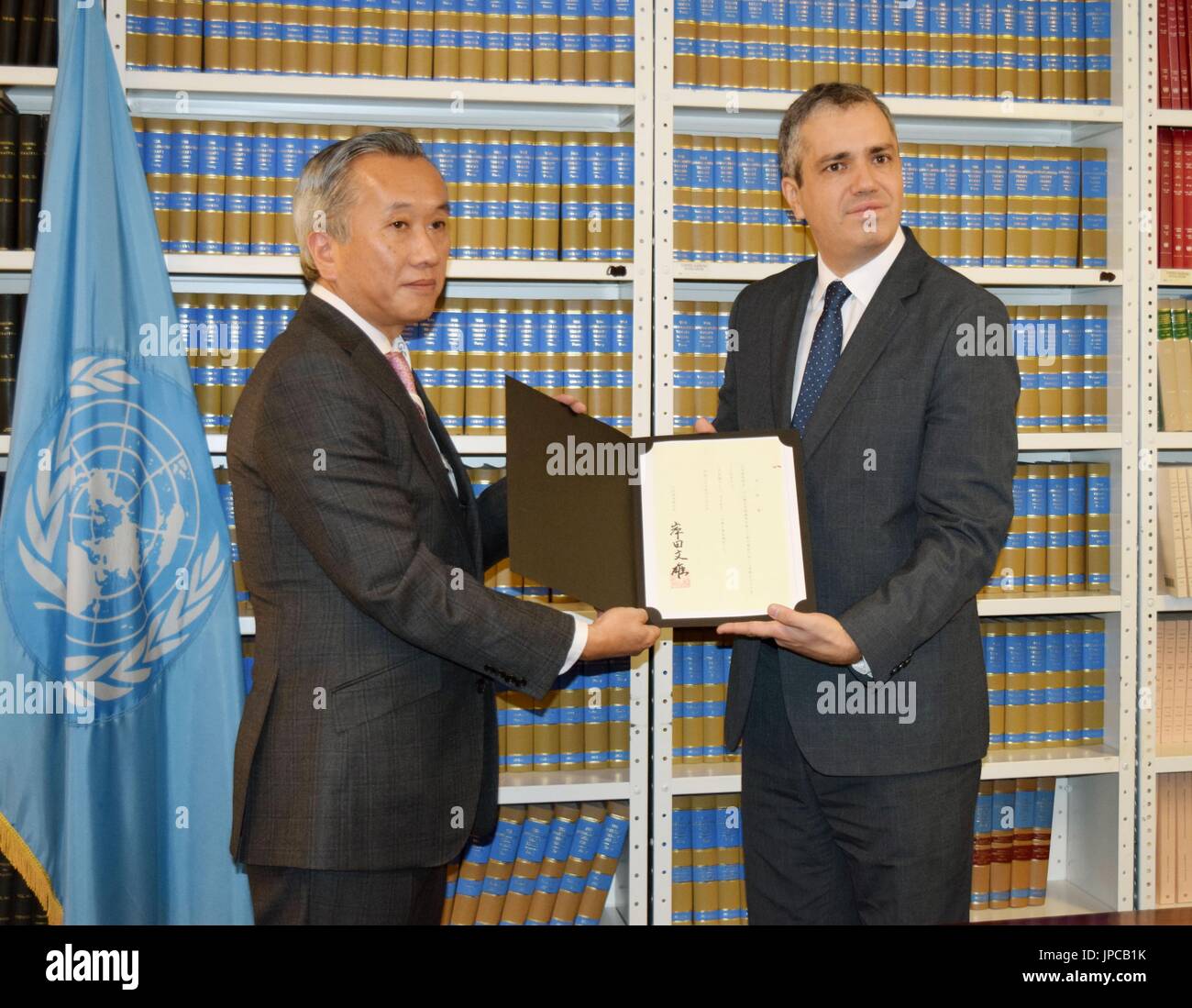 Hiroshi Minami (L), a Japanese ambassador at the United Nations ...