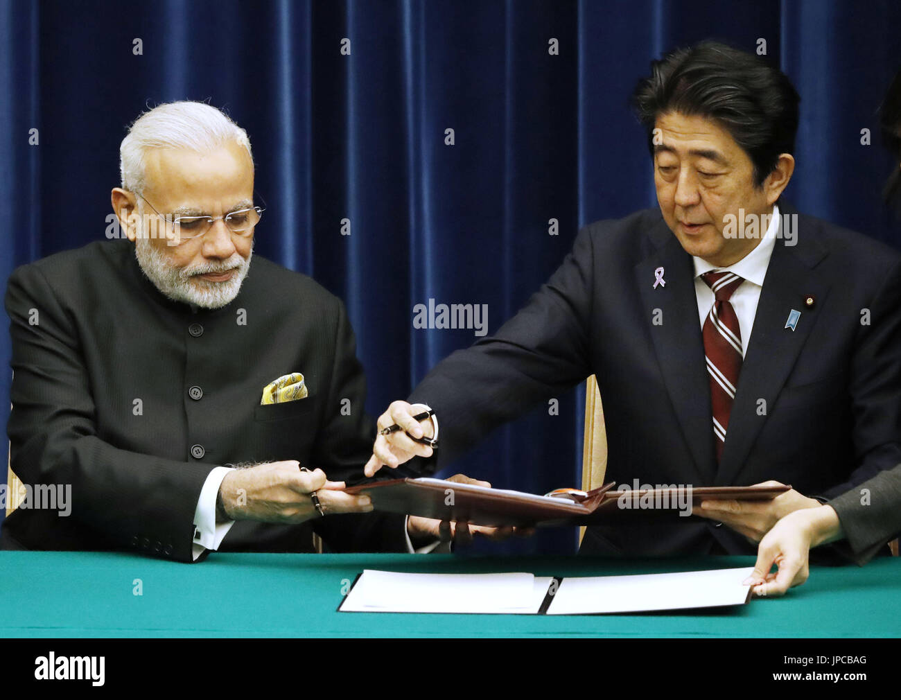 Japanese Prime Minister Shinzo Abe (R) and his Indian counterpart ...