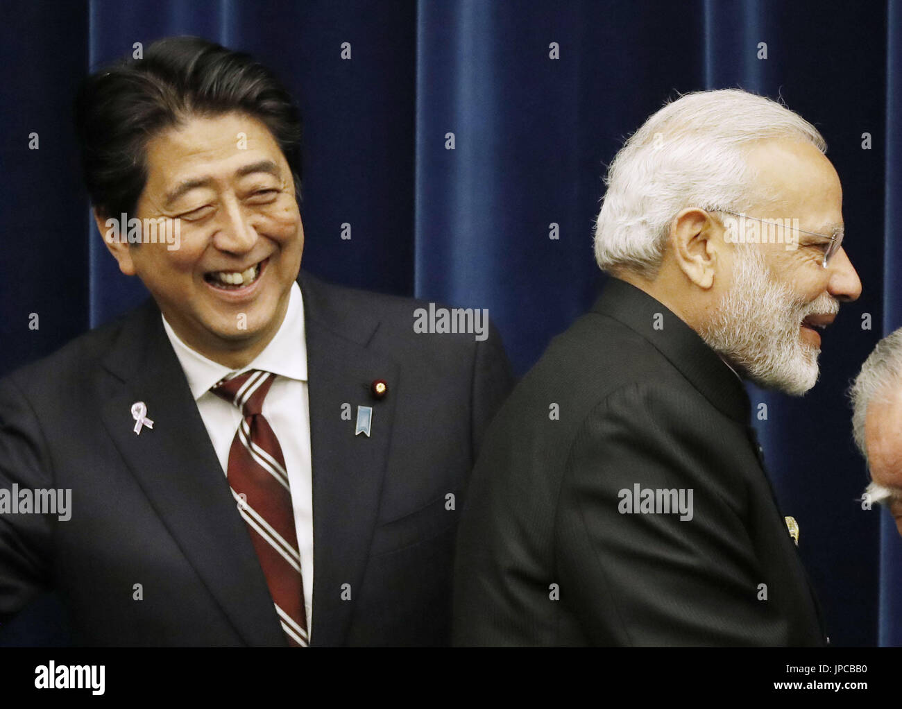 Japanese Prime Minister Shinzo Abe (L) and his Indian counterpart ...