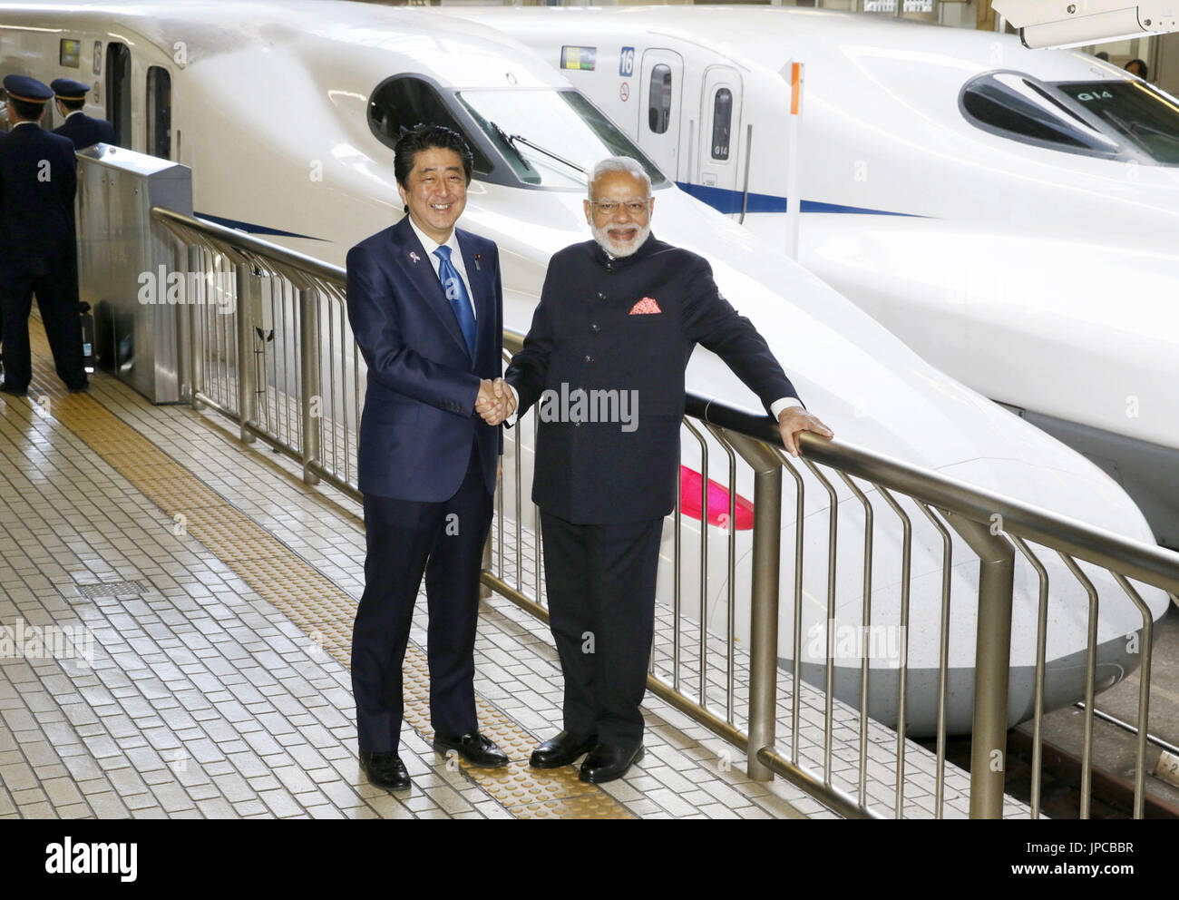 Prime Minister Shinzo Abe (L) and his Indian counterpart Narendra Modi ...