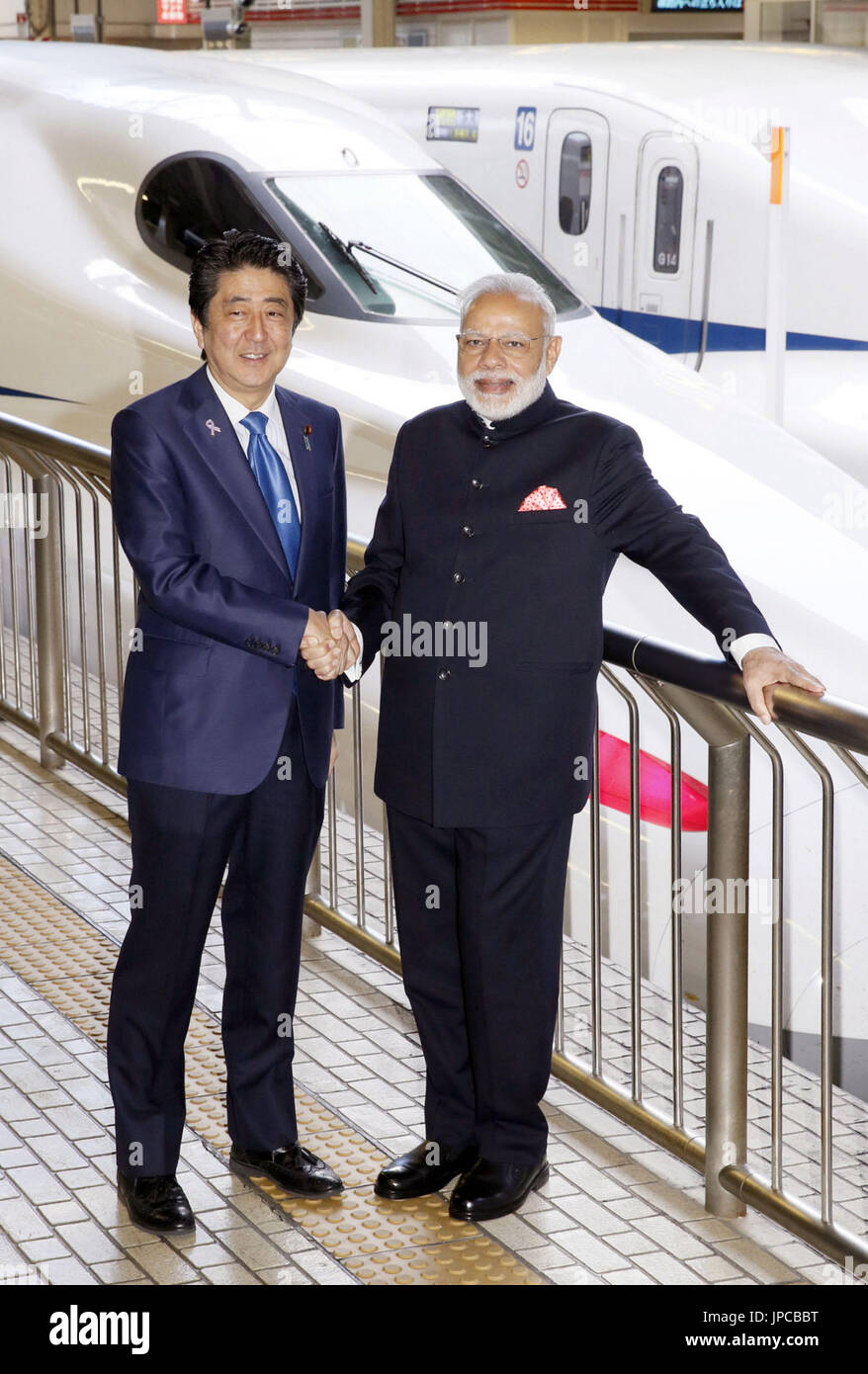 Prime Minister Shinzo Abe (L) and his Indian counterpart Narendra Modi ...