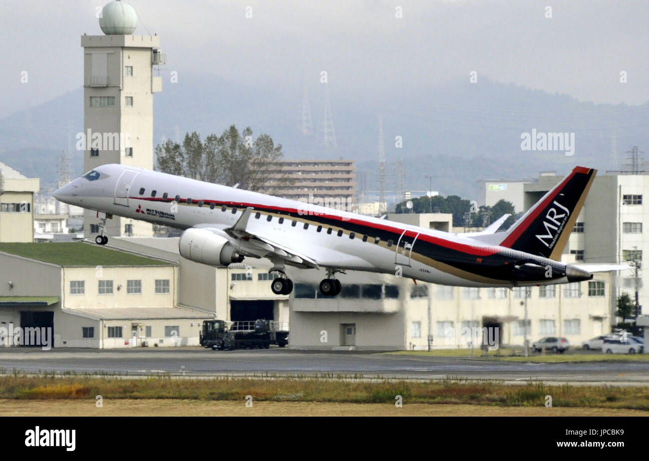 A Mitsubishi Regional Jet, Japan's first domestically produced ...