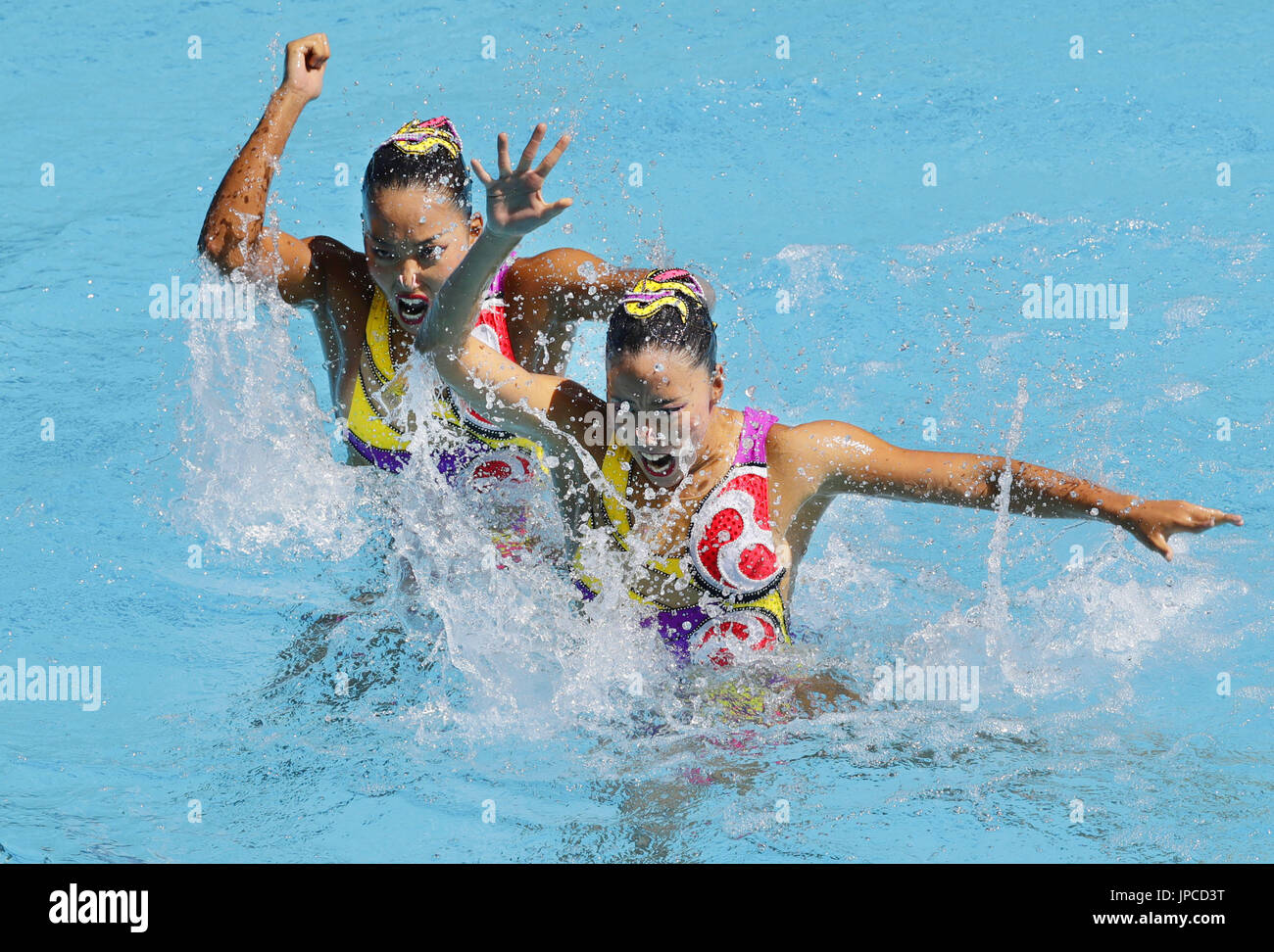 Japan's Yukiko Inui (R) and Risako Mitsui perform in the preliminary ...