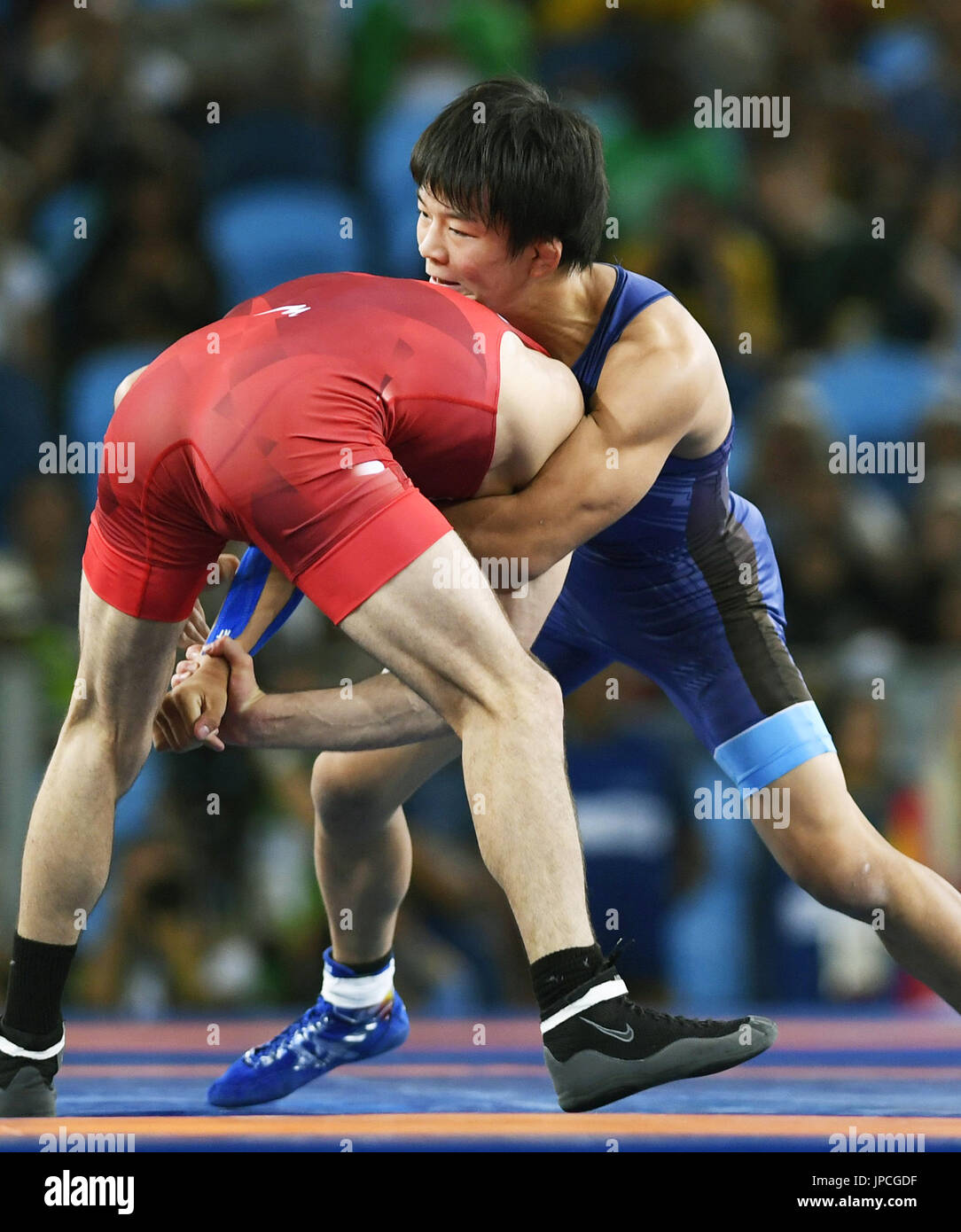 Georgian wrestler Vladimer Khinchegashvili (red) and Rei Higuchi of ...