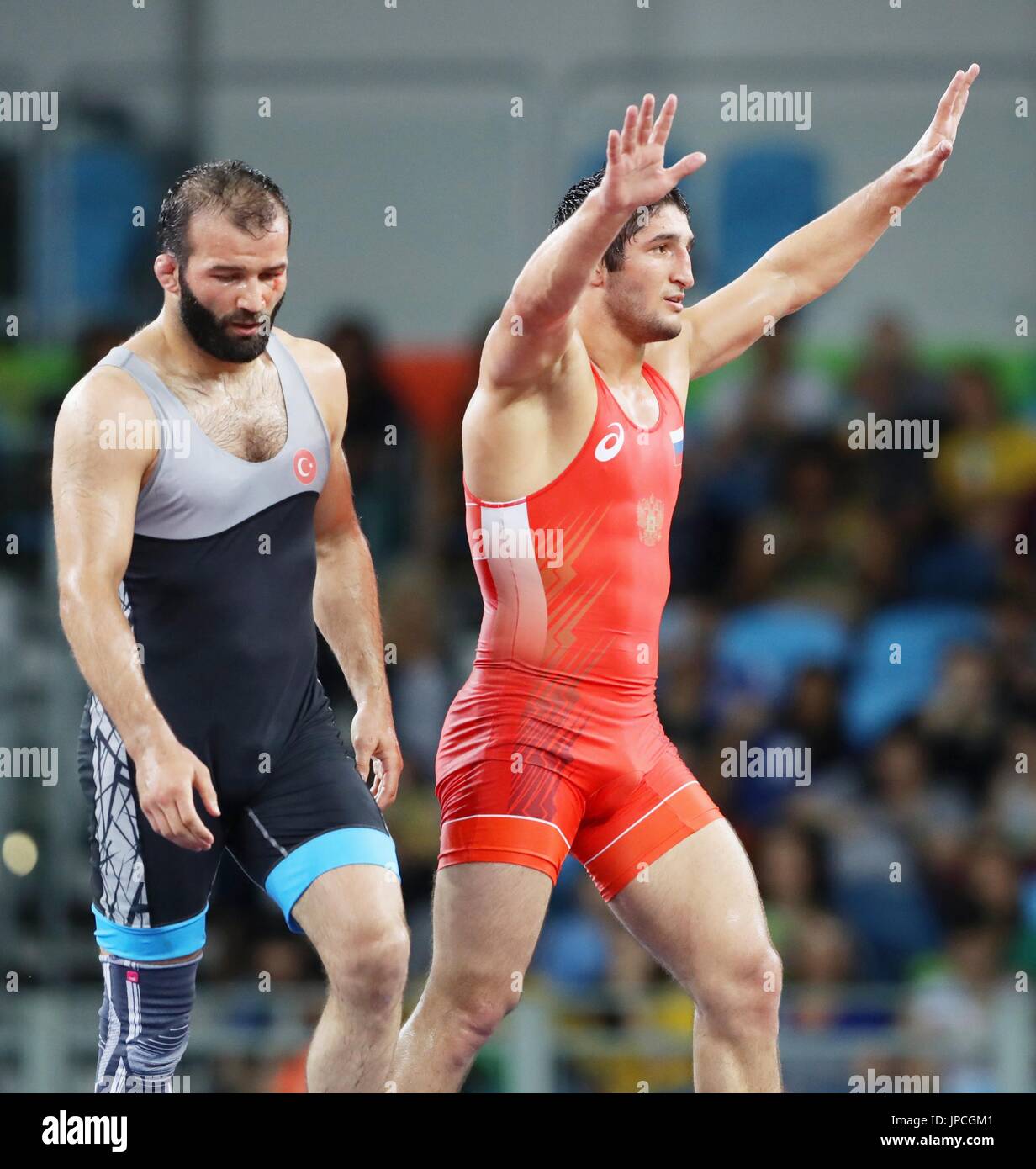 Russian wrestler Abdulrashid Sadulaev (R) celebrates after defeating ...