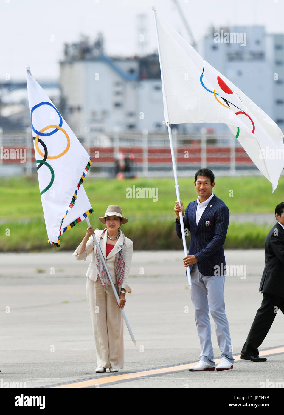 Tokyo Gov. Yuriko Koike (L) and decathlete Keisuke Ushiro hold the ...