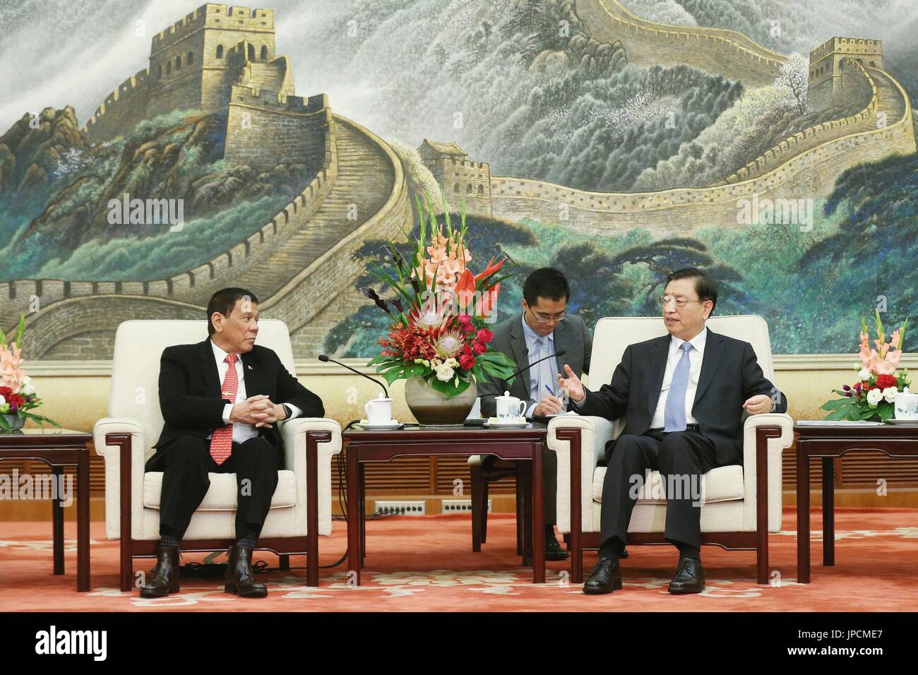 Philippines President Rodrigo Duterte (L) and Zhang Dejiang (R ...