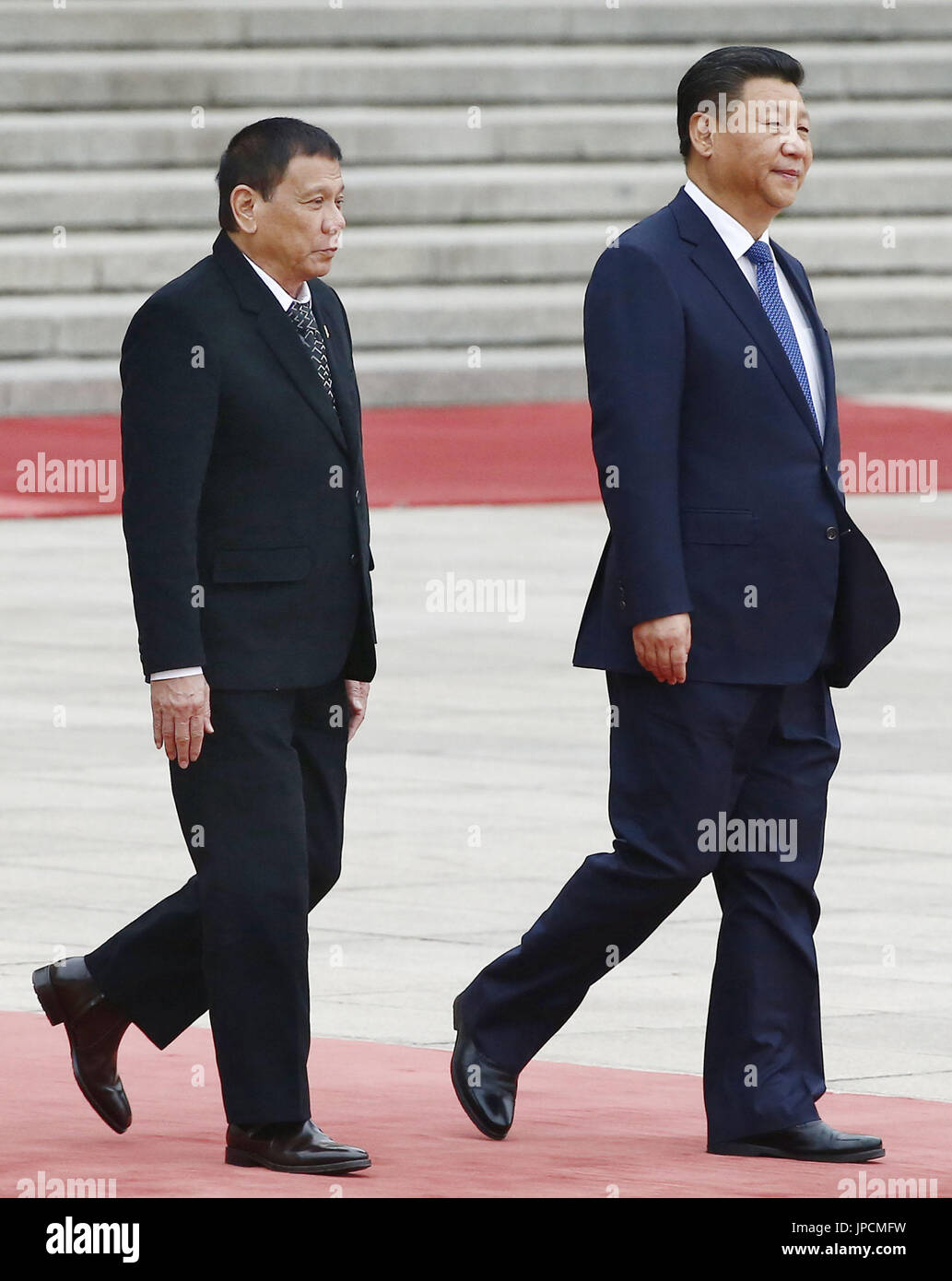 Philippine President Rodrigo Duterte (L) and his Chinese counterpart Xi ...